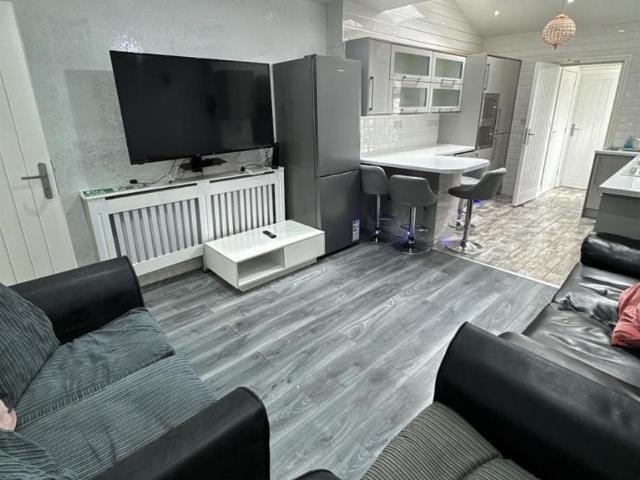Room at Reservoir Road, Birmingham