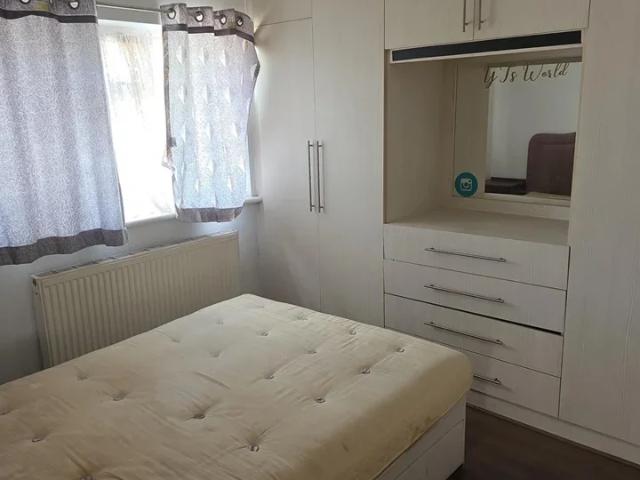 Room at Reyiz Network Road, Greater London