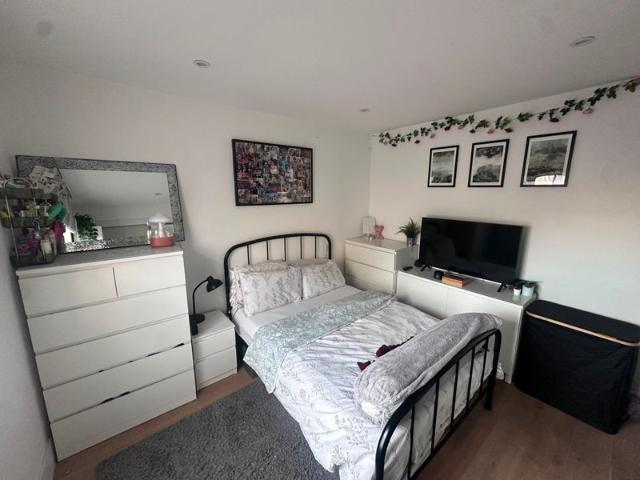 Room at Richford Street, Greater London