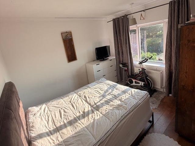Room at Richland Avenue, Greater London