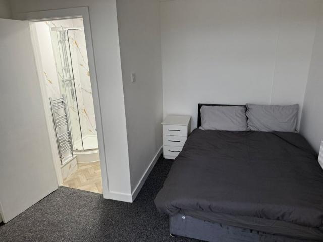 Room at Richmond Avenue, Greater London