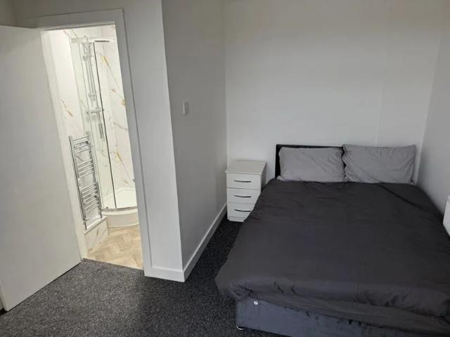 Room at Richmond Avenue, Greater London