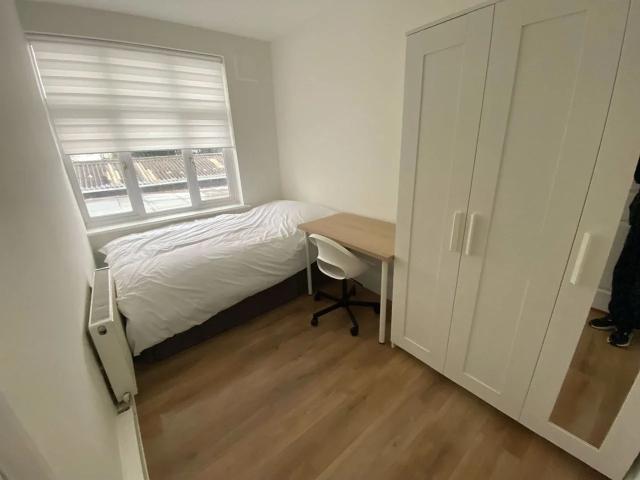 Room at Richmond Road, Greater London