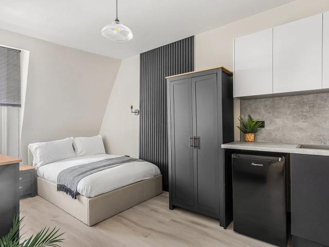 Room at Richmond Road, Greater London