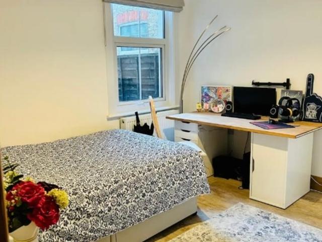Room at Richmond Road, Greater London