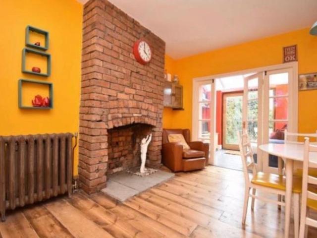 Room at Richmond Street, Bristol