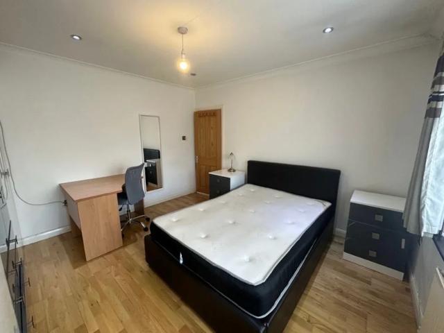 Room at Ridding Lane, Greater London