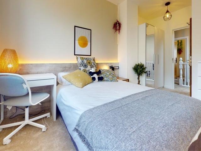 Room at Ridgeway Drive, Greater London