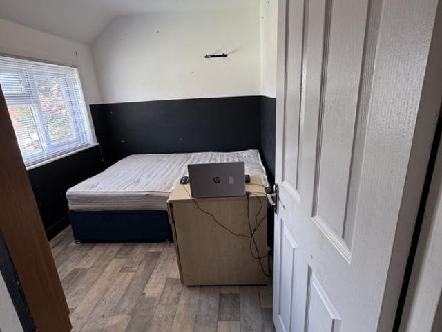 Room at Ringwood Crescent, Bristol
