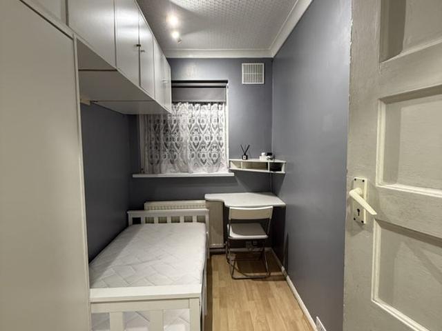 Room at Riverside Gardens, Greater London