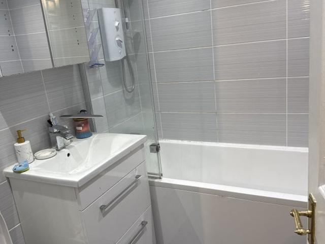 Room at Riverview Place, Glasgow
