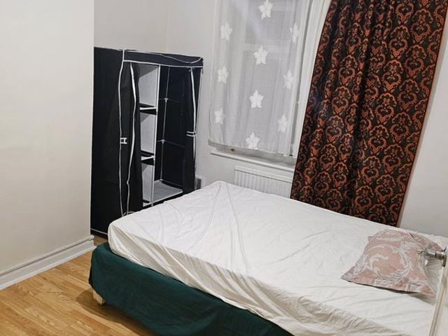 Room at Robins Court, Greater London