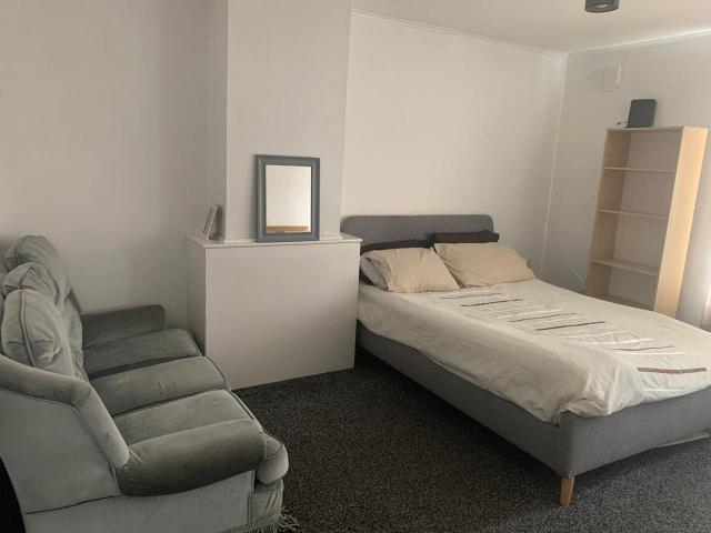 Room at Robinson Gardens, Nottingham