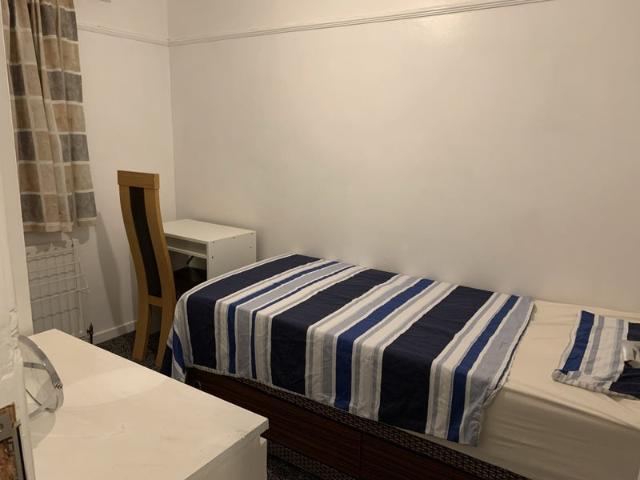 Room at Robinson Gardens, Nottingham
