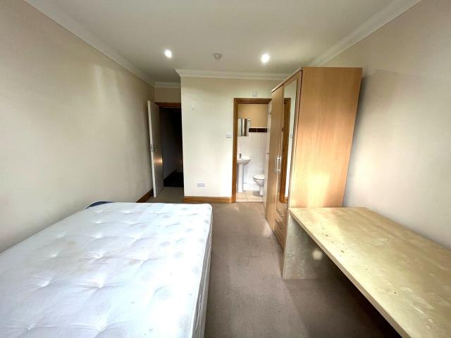 Room at Robinson Road, Greater London