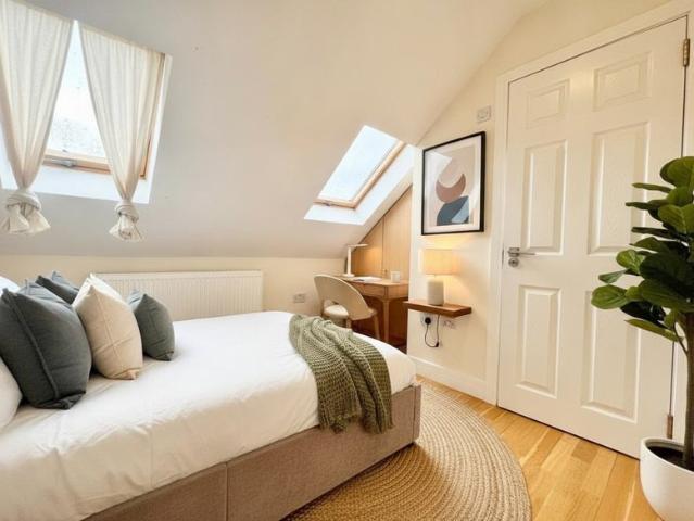 Room at Ronald Close, Greater London