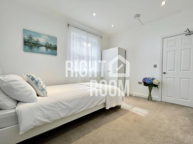 Room at Rosebank Road, Greater London