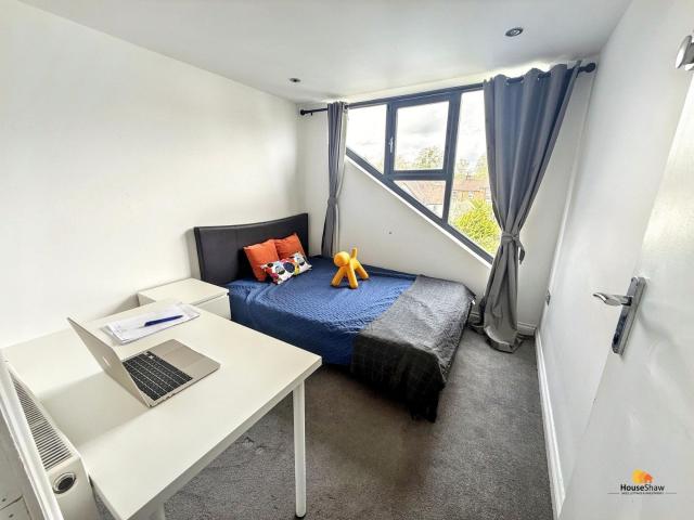 Room at Rosebery Avenue, High Wycombe Community Board