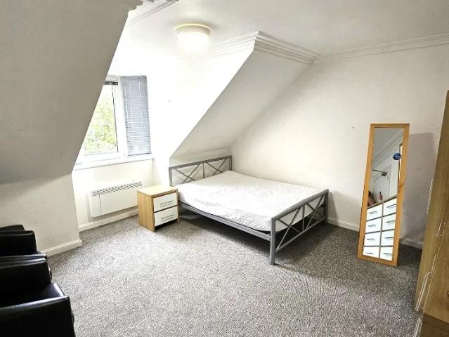 Room at Roslin Terrace, Aberdeen City