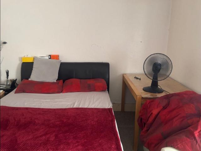 Room at Ross Parade, Greater London