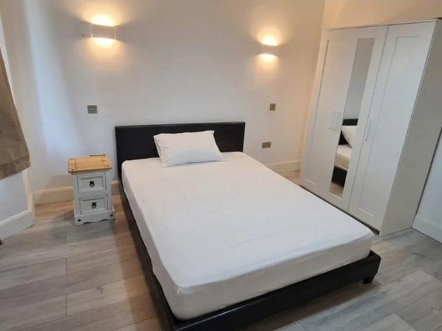 Room at Rowden Road, Greater London