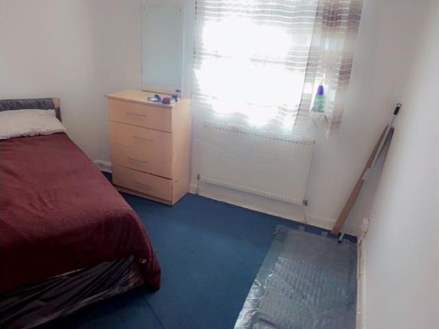 Room at Rowdowns Road, Greater London