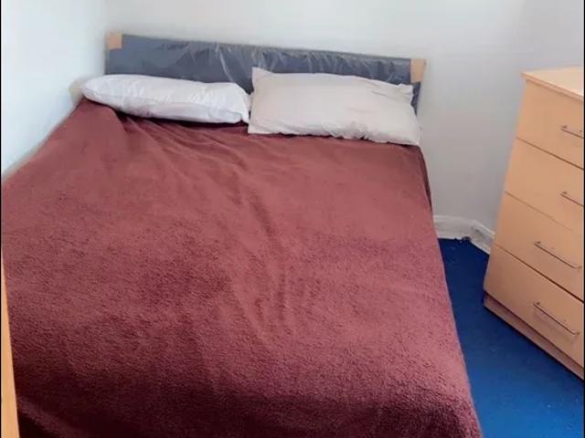 Room at Rowdowns Road, Greater London