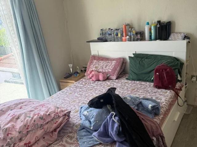 Room at Rowland Avenue, Greater London