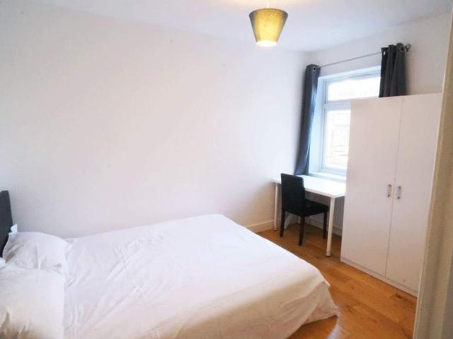 Room at Rotherhithe New Road, Greater London