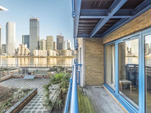 Room at Rotherhithe Street, Greater London