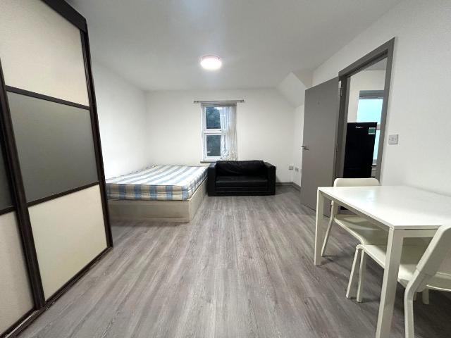 Room at Roxborough Road, Greater London