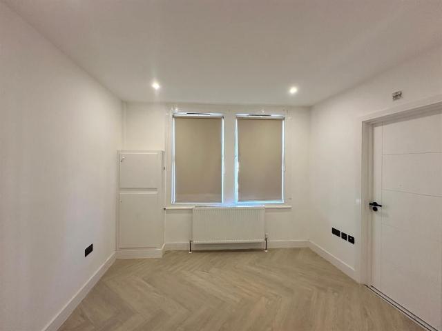 Room at Roxborough Road, Greater London