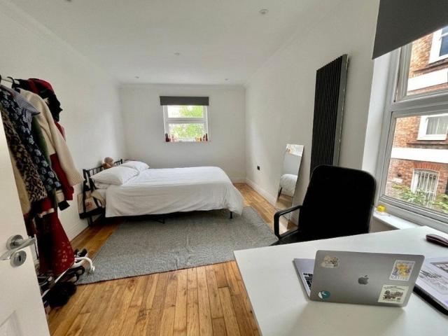 Room at St. Margaret's Avenue, Greater London