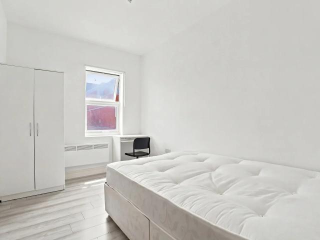 Room at St Ann's Road, Greater London