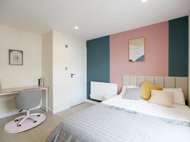 Room at St George's Road, Greater London