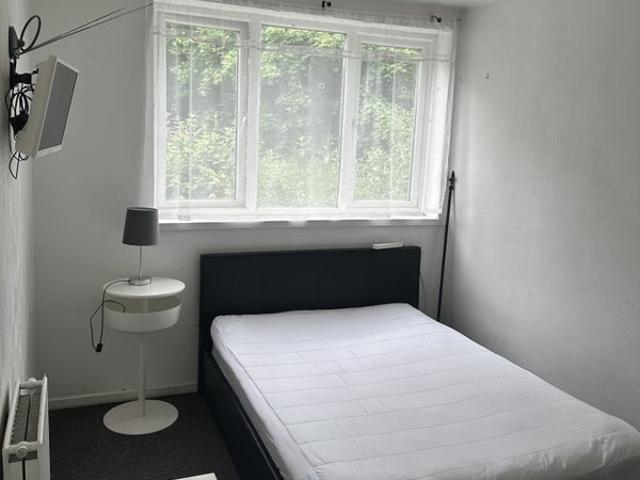 Room at St George's Road, Greater London