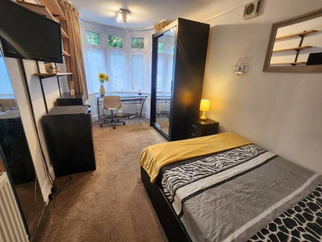 Room at St Ives Gardens, Bournemouth