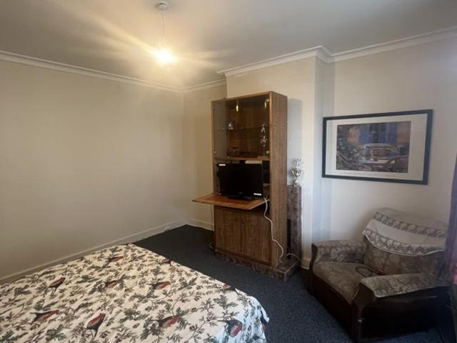 Room at St. James Gardens, Greater London