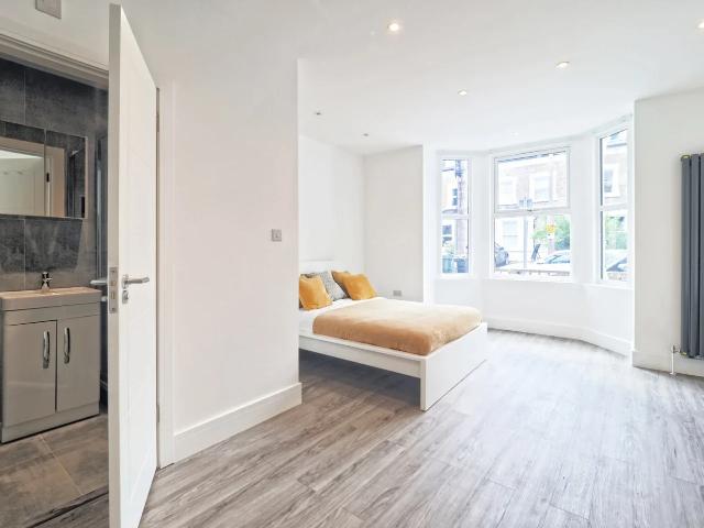 Room at St John's Road, Watford