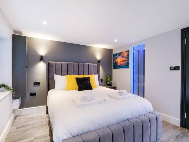 Room at Stanley Avenue, Greater London