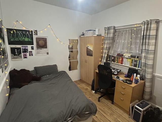 Room at Stanley Road, Greater London
