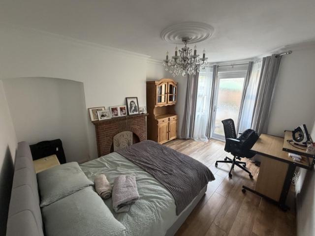 Room at Stanley Road, Greater London