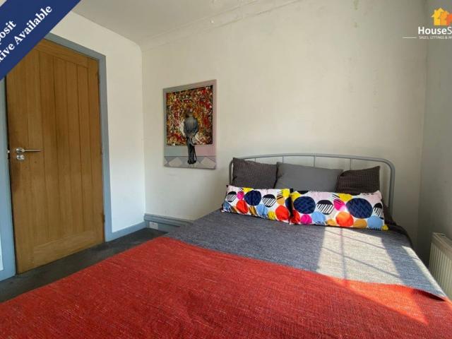 Room at Station Hill, Cookham Rise