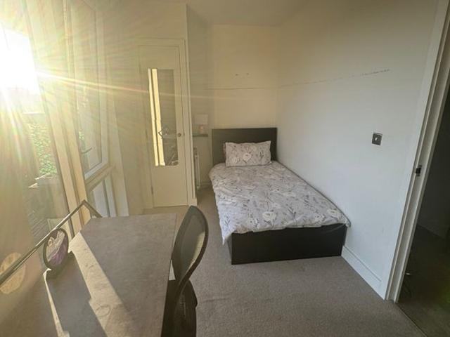 Room at Station Road, Greater London