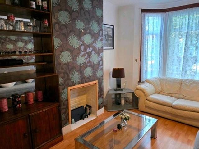 Room at Stirling Road, Greater London