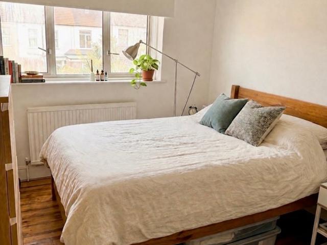 Room at Stirling Road, Greater London