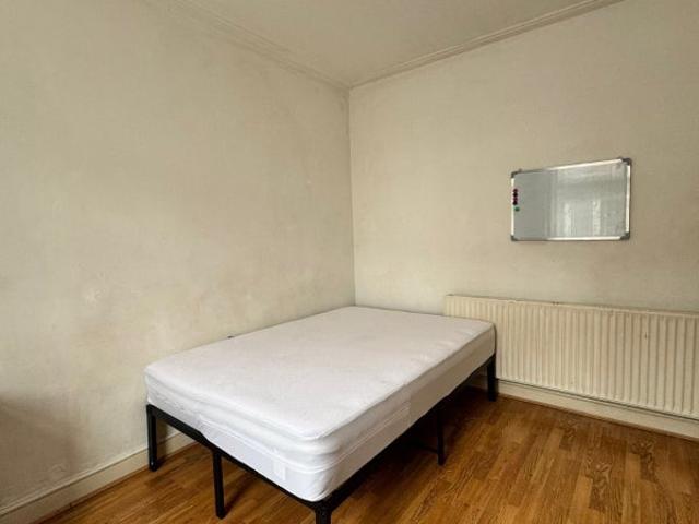 Room at Stirling Road, Greater London