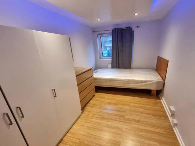 Room at Stockwell Green, Greater London