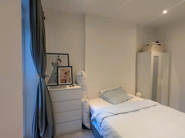 Room at Stockwell Green, Greater London