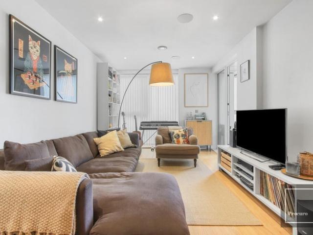 Room at Stockwell Park Road, Greater London